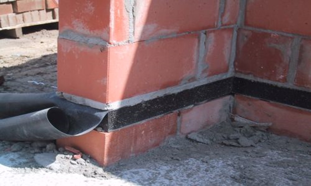 Does the damp proof course go above or below thermal insulation ...